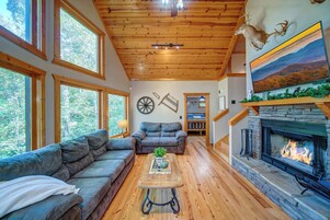 Cabine, várias camas, banheira de hidromassagem grande, vista para a montanha (Buck Valley Lodge) | Sala de estar