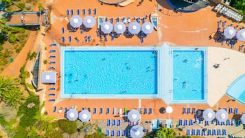 Piscina exterior sazonal, guarda-sóis, espreguiçadeiras