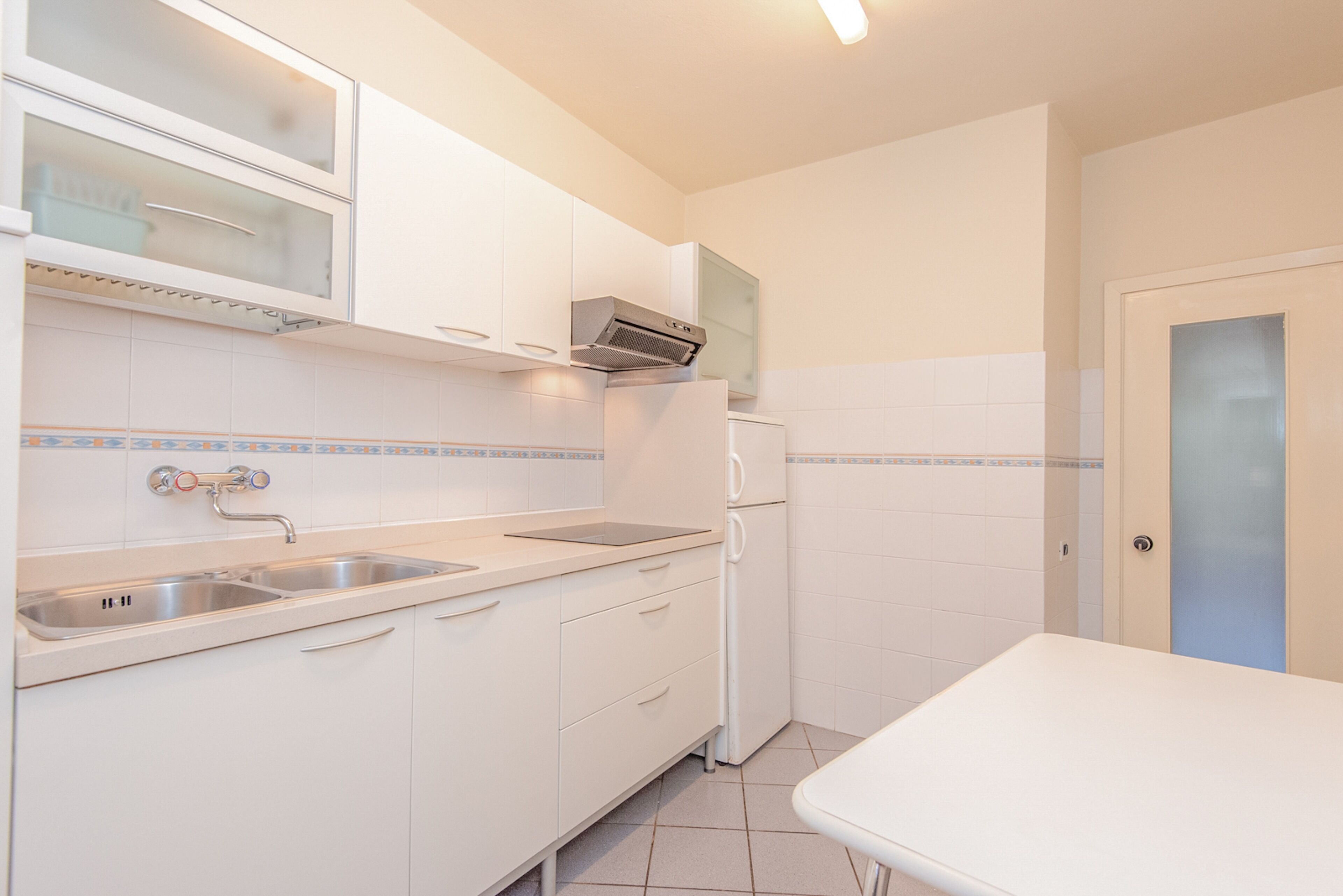 Um frigorífico/congelador grande, uma placa de cozinha 