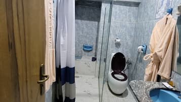 Quarto Superior | Casa de banho | Um polibã, toalhas fornecidas, sabão, papel higiénico