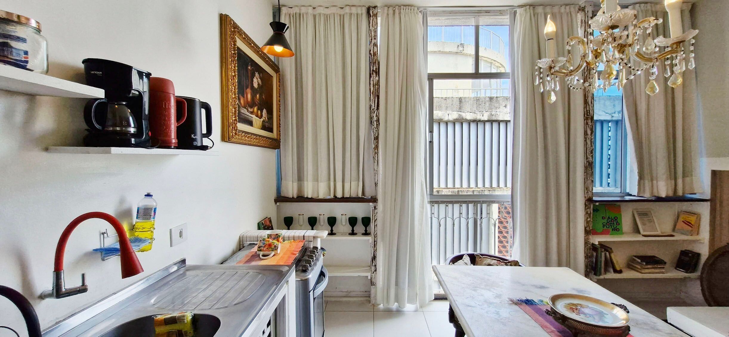 Apartamento Básico | Cozinha privada | Um frigorífico, um micro-ondas, utensílios de cozinha 
