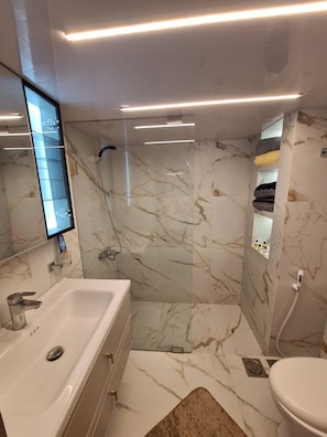Apartamento, 2 quartos, fumadores, varanda | Casa de banho