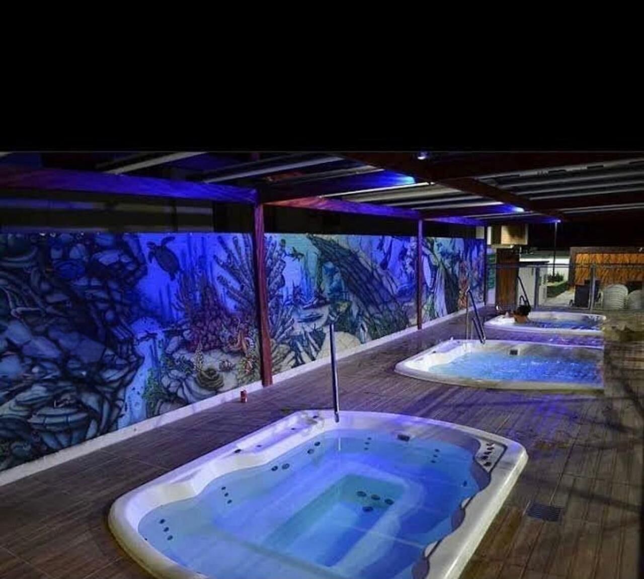 Piscina externa, funciona das 7h às 23h, guarda-sóis, espreguiçadeiras