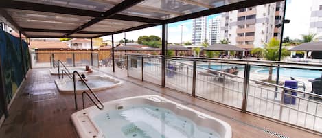 Piscina exterior, da(s) 7:00 à(s) 23:00, guarda-sóis, espreguiçadeiras