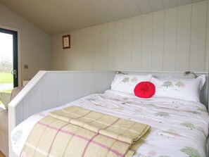 1 quarto, com decoração personalizada, com mobília individualizada 