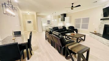 Casa, várias camas, banheira de imersão, vista para o jardim (Luxe Lakehouse-Kemah) | Área de estar