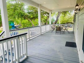 Casa, várias camas, banheira de hidromassagem grande, vista para o jardim (Luxe Lakehouse-Kemah) | Vista do quarto