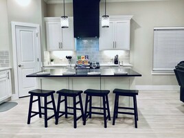 Casa, várias camas, banheira de hidromassagem grande, vista para o jardim (Luxe Lakehouse-Kemah) | Restaurantes