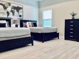 Casa, várias camas, banheira de hidromassagem grande, vista para o jardim (Luxe Lakehouse-Kemah) | 3 quartos, com decoração personalizada, com mobília individualizada 