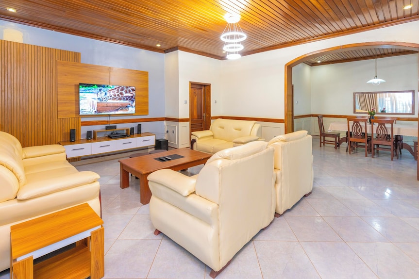 Fabulous 4bdr Villa With A Jacuzzi In Exciting Kigali Kimironko For Your Getaway - Kigali
