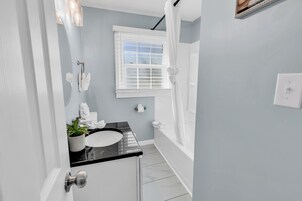 Casa com design assinado, 3 quartos, para não fumantes, vista para o jardim | Banheiro | Chuveiro/banheira combinados, produtos de toalete grátis