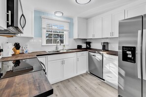 Casa Signature, 3 quartos, não fumadores, vista para o jardim | Cozinha privada | Um frigorífico, um micro-ondas, um forno, uma placa de cozinha