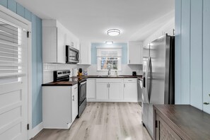 Casa Signature, 3 quartos, não fumadores, vista para o jardim | Cozinha privada | Um frigorífico, um micro-ondas, um forno, uma placa de cozinha 