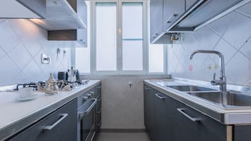 Apartamento Básico | Cozinha privada | Uma chaleira elétrica