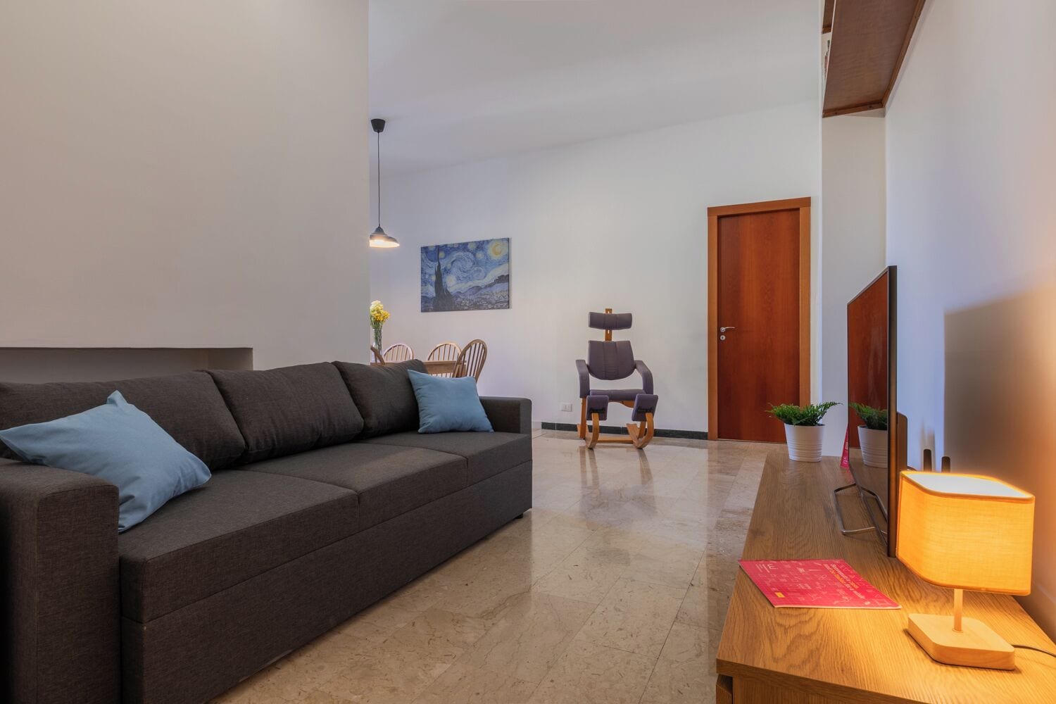Apartamento básico | Área de estar | TV 30 cm com canais digitais