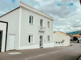 Quarto Triplo Comfort, vista parcial para o mar | Exterior