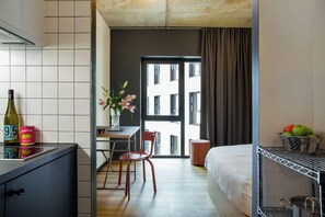 Apartamento design | Roupas de cama premium, escrivaninha, espaço de trabalho para notebook