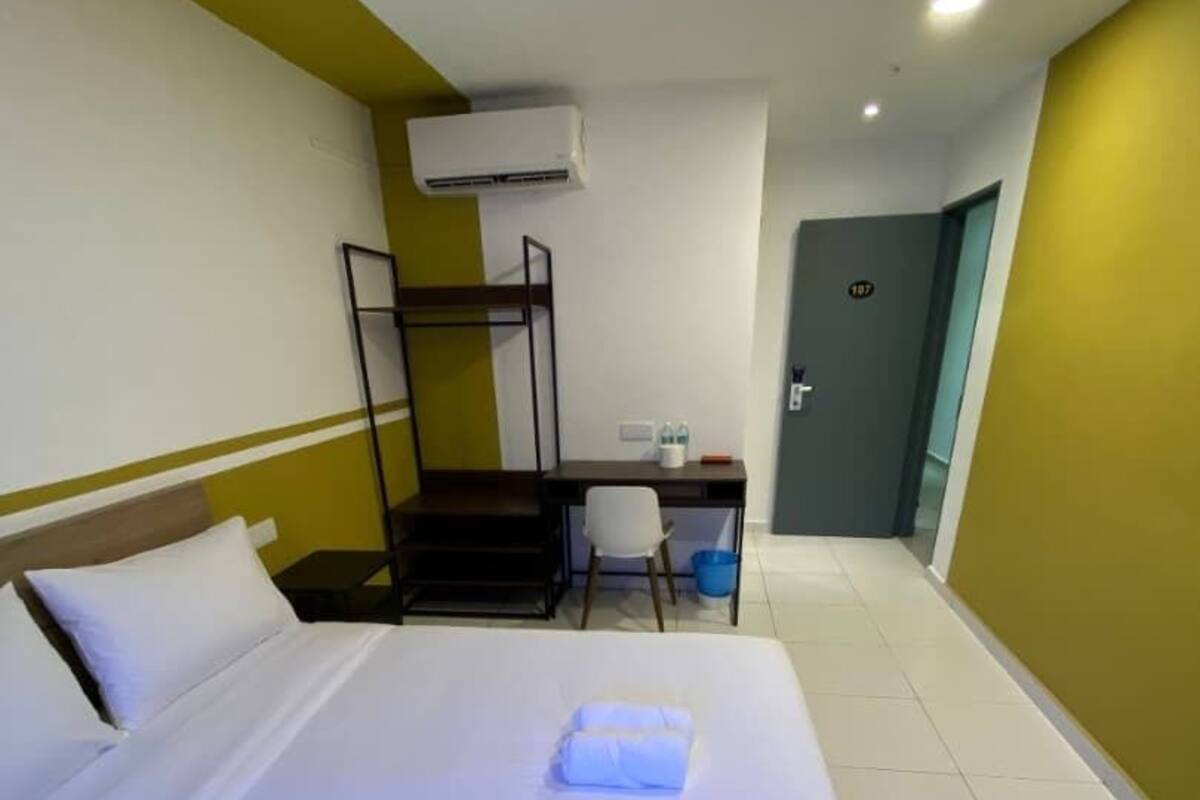 Superior Double Room With Windows, 1 Queen Bed, Non Smoking, Private Bathroom | Secretária, Wi-fi grátis, roupa de cama fornecida 