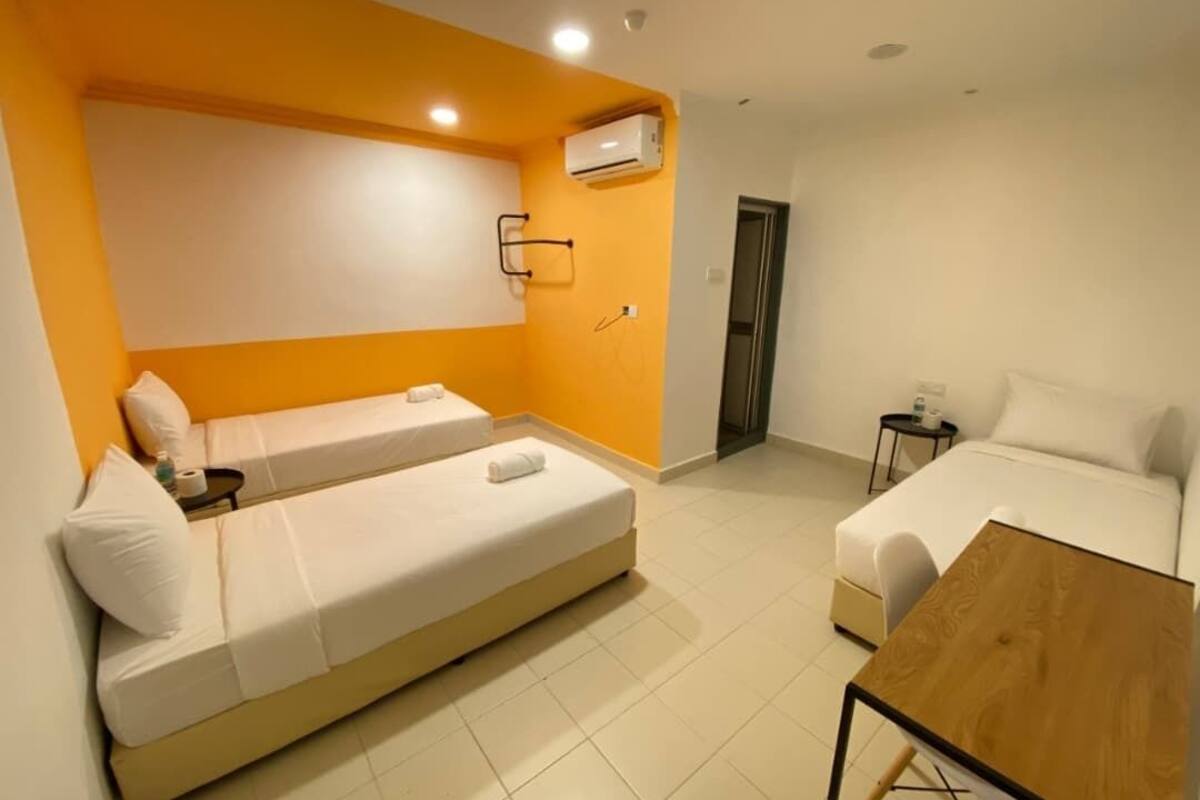 Quarto standard, somente para mulheres, para não fumantes, ar-condicionado | Escrivaninha, Wi-Fi de cortesia, roupa de cama