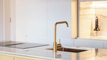 Apartamento Deluxe | Cozinha privada | Um frigorífico, um micro-ondas, um forno, uma placa de cozinha