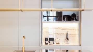 Apartamento Deluxe | Cozinha privada | Um frigorífico, um micro-ondas, um forno, uma placa de cozinha