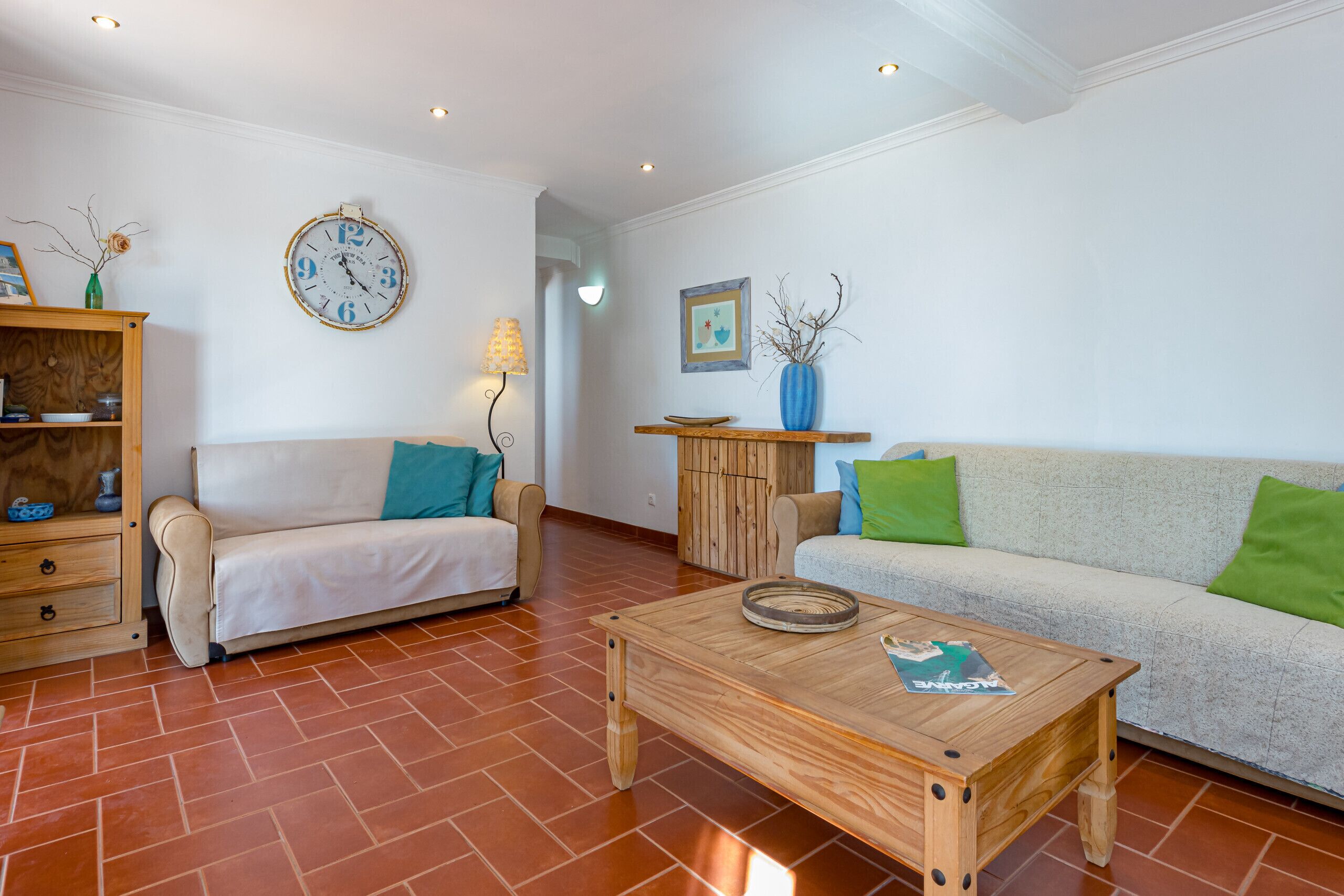 Villa Mimao Boasts The Perfect Location Almost Directly On The Wonderful Beach Of Manuel Lourenço - Guia