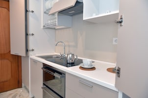 Apartamento, sacada, vista para o mar | Cozinha privada