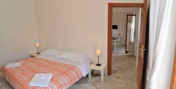 Condo, sacada, vista parcial para o mar | Ferros/tábuas de passar roupa, Wi-Fi de cortesia