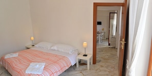 Condo, sacada, vista parcial para o mar | Ferros/tábuas de passar roupa, Wi-Fi de cortesia