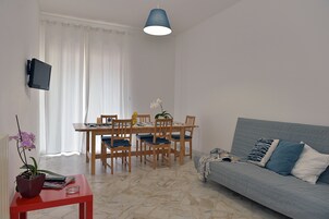 Apartamento, sacada, vista para o mar | Área de estar