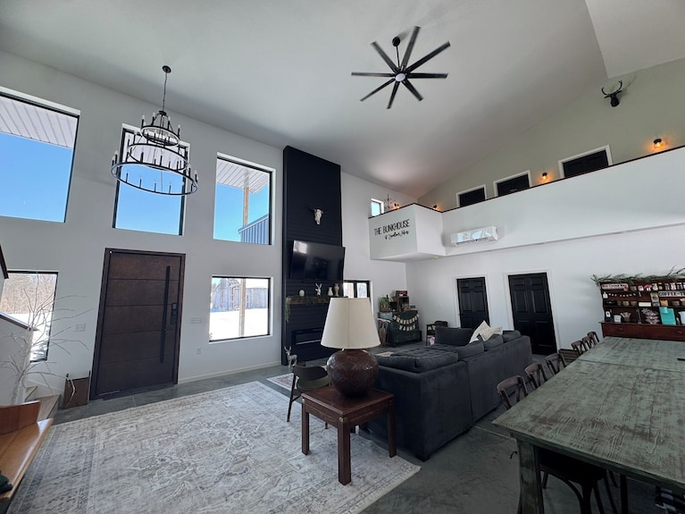 Stunning 8-bedroom Barndo On A 24-acre Farm With Pond, Located On Wine Trail - Illinois