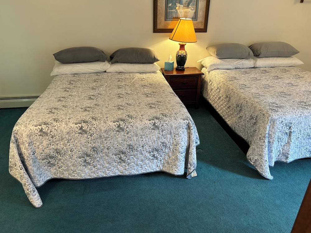 Cozy Hotel Room with 2 queen beds Jacuzzi Tub in The Forks on The ...