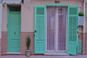 Apartamento júnior, 1 quarto, cozinha, vista para a cidade | Detalhe da fachada