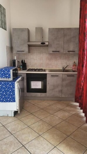 Apartamento Comfort, varanda, vista para o pátio | Cozinha privada | Um frigorífico/congelador grande, um forno, uma placa de cozinha 