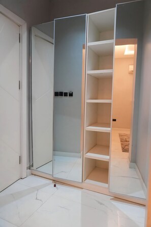 Apartamento Deluxe, vista para a piscina | Interior