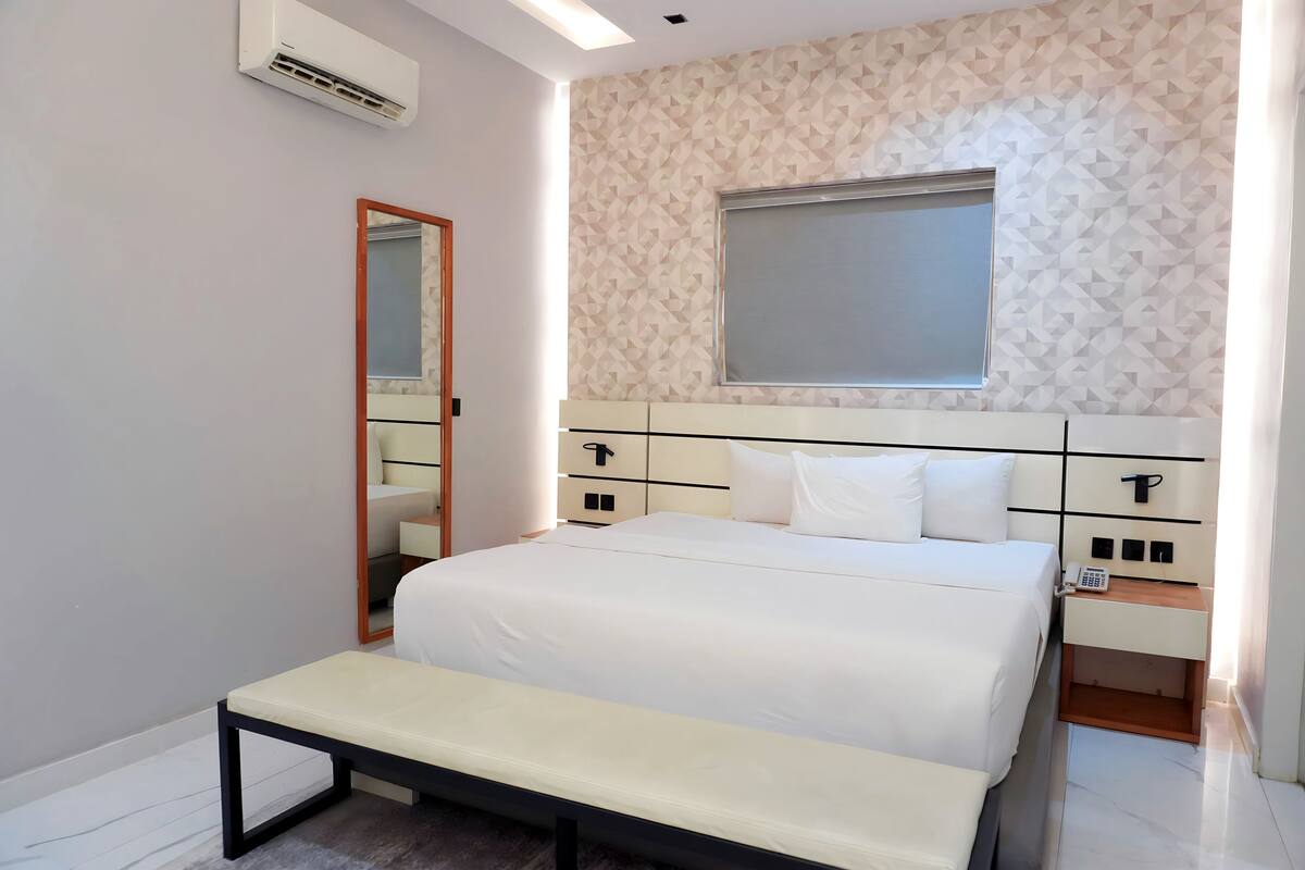 Apartamento Deluxe, vista para a piscina | Cofre no quarto, ferro/tábua de engomar, Wi-fi grátis