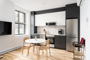 Um frigorífico, um micro-ondas, um forno, uma placa de cozinha 