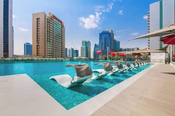 Estúdio superluxo, sacada, vista para a cidade | Piscina | Piscina externa