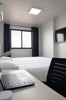 Quarto casal executivo | Cofres nos quartos, escrivaninha, espaço de trabalho para notebook