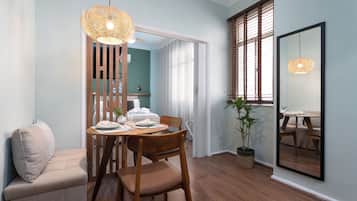 Apartamento | Cortinas blackout, ferros/tábuas de passar roupa, Wi-Fi de cortesia