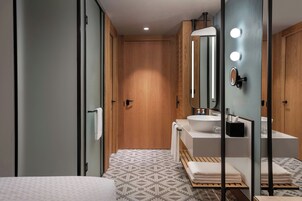 Minibar, cofre no quarto, secretária 