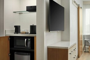 Cofres nos quartos, escrivaninha, cortinas blackout