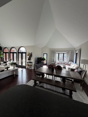 NFL Draft ‘26 Luxury Home Near Pittsburgh, Sleeps 10 4 Bedroom - Latest ...