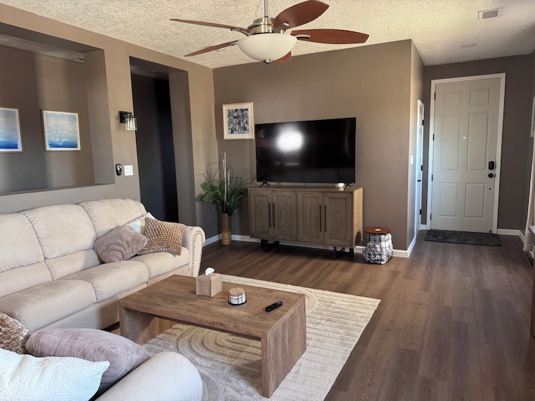 Superb 3-bedroom Comfy Home Located In Albuquerque\ngated Community - Albuquerque