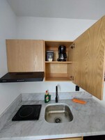 Estúdio conforto, 1 cama de casal | Cozinha privada | Frigobar, micro-ondas, cooktop, talheres/pratos/utensílios de cozinha