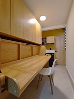 Quarto econômico, 1 cama de solteiro | Escrivaninha, espaço de trabalho para notebook