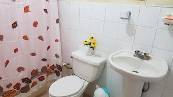 Casa de campo família, vista para o pátio | Banheiro | Produtos de toalete grátis, toalhas de banho, sabonete, shampoo