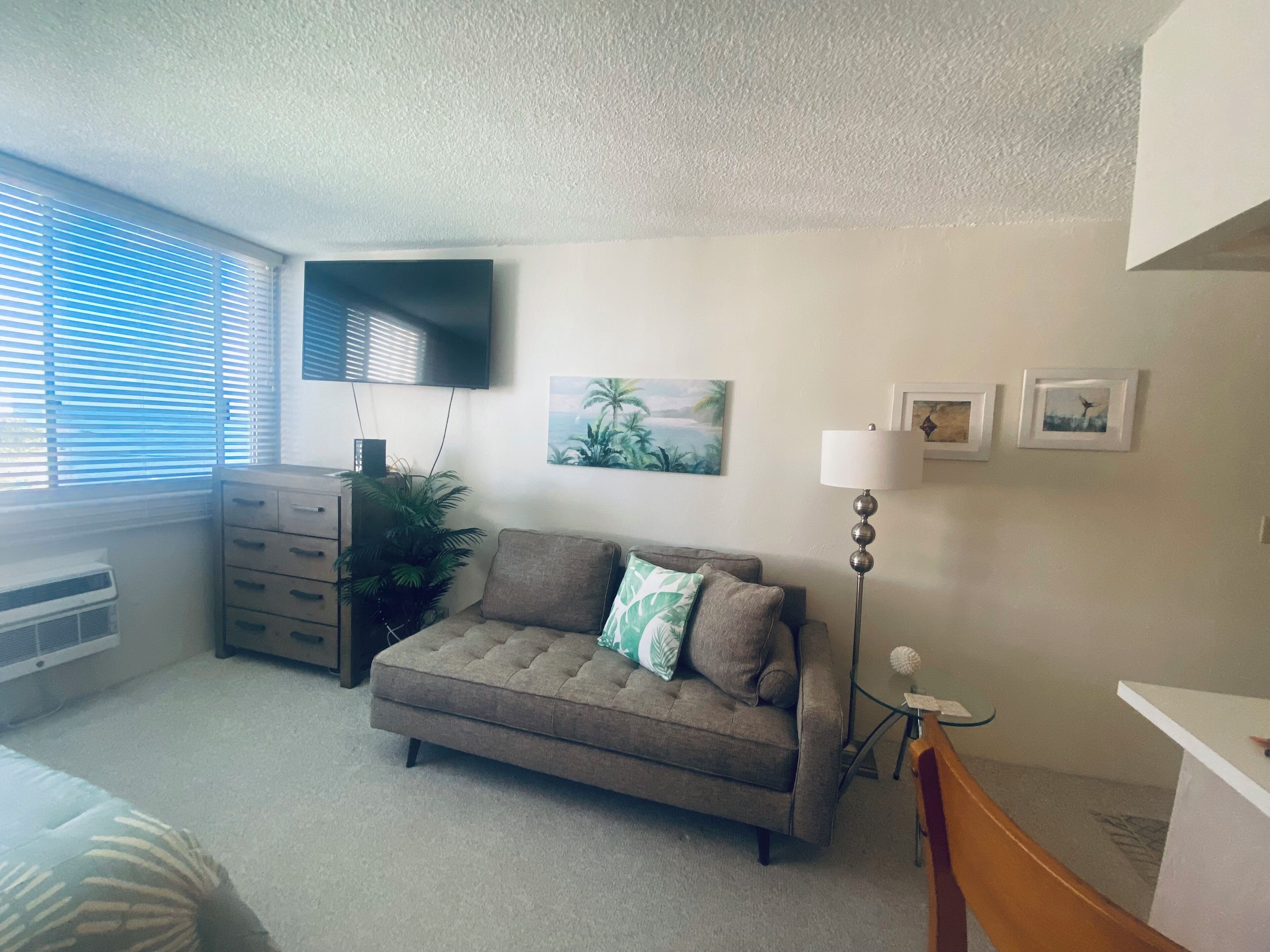 Ocean Front Condo In Iconic Foster Tower ,Parking, Studio , Pool, Comm Laundry - Honolulu, HI