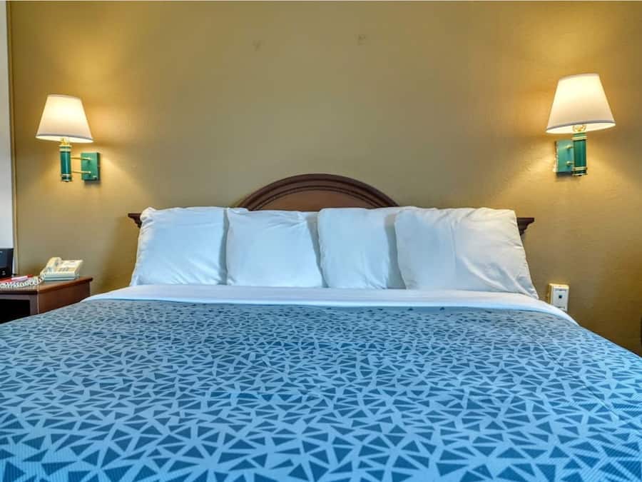 Secretária, secretária adequada para computadores portáteis