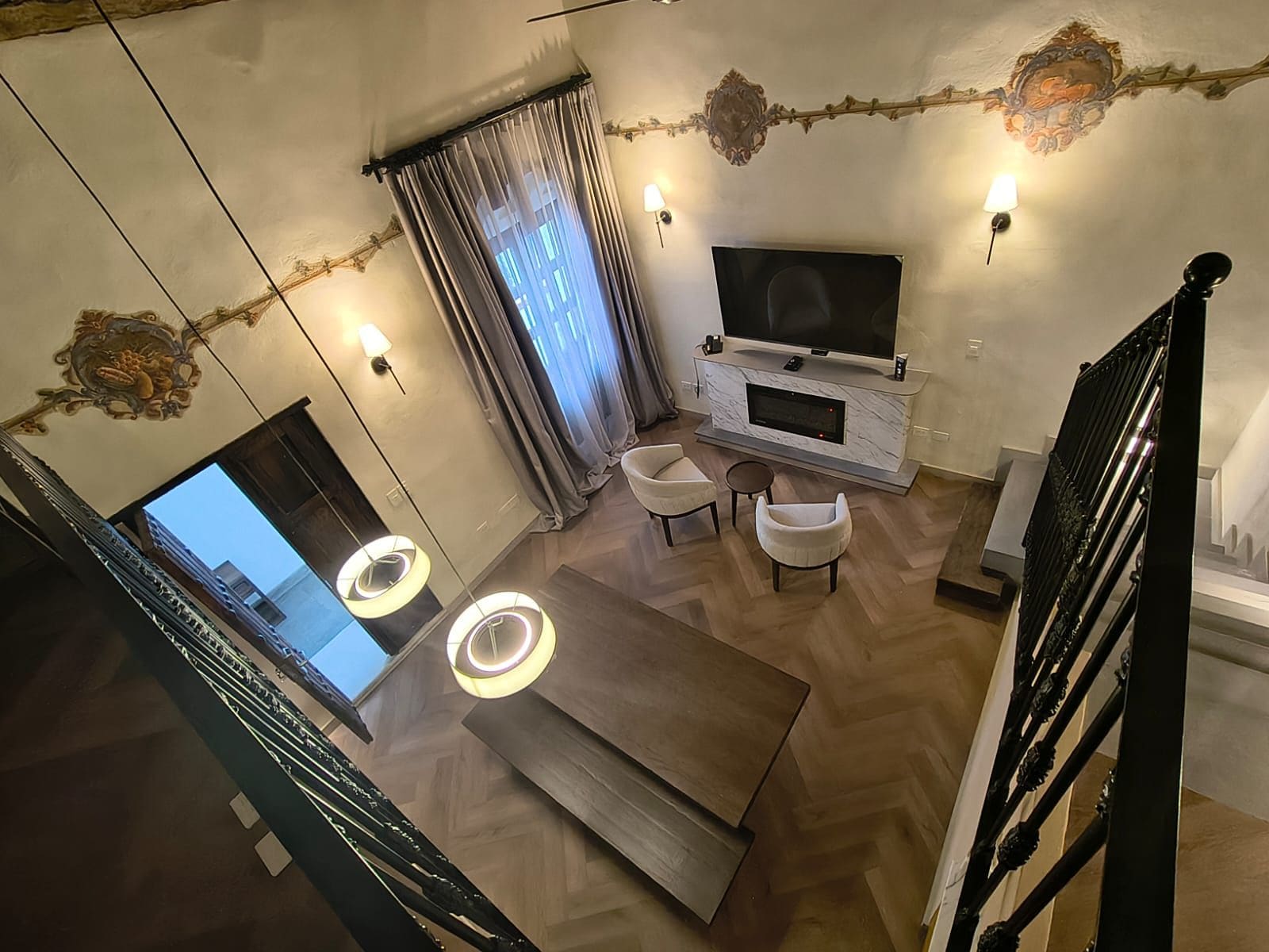 Uma sala de estar moderna com televisão de tela plana, dois sofás, uma mesa de centro e lareira.